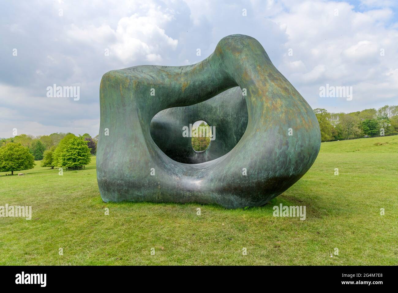 Henry moore large two forms hi-res stock photography and images - Alamy