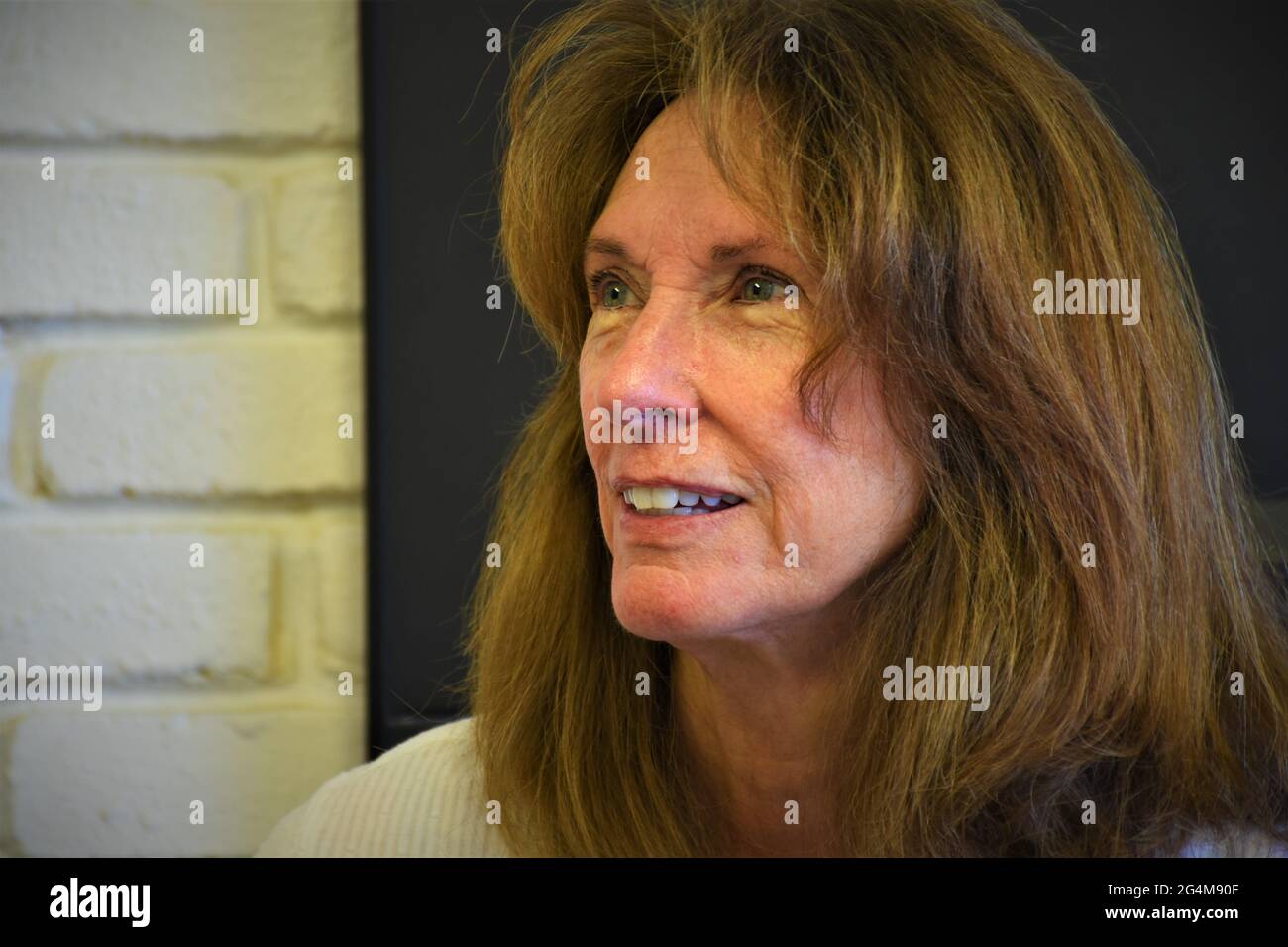 Senior woman looking to the left Stock Photo - Alamy