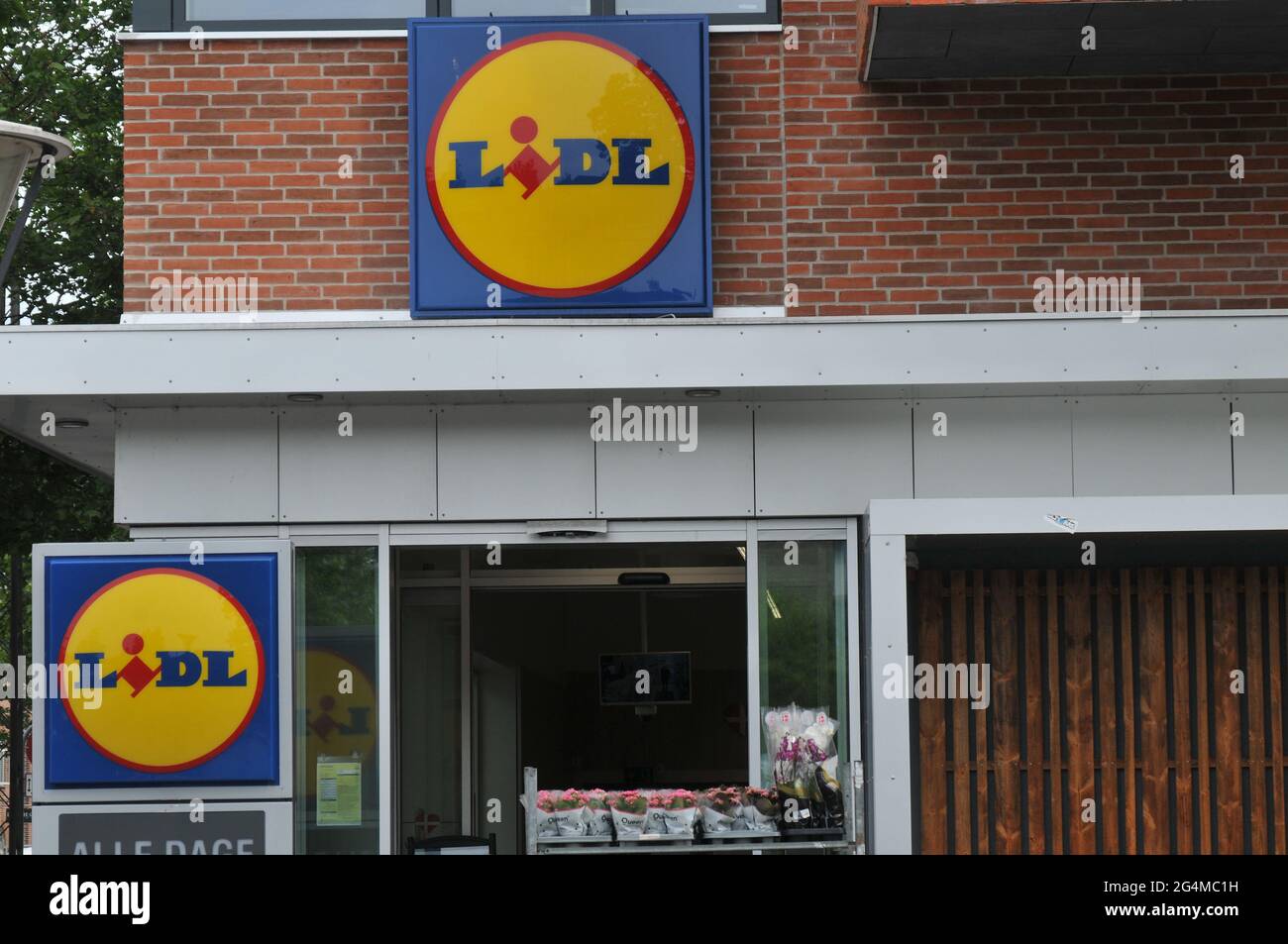 Lidl food makret hi-res stock photography and images - Alamy