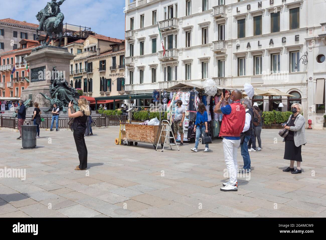 Staring at people hi-res stock photography and images - Alamy