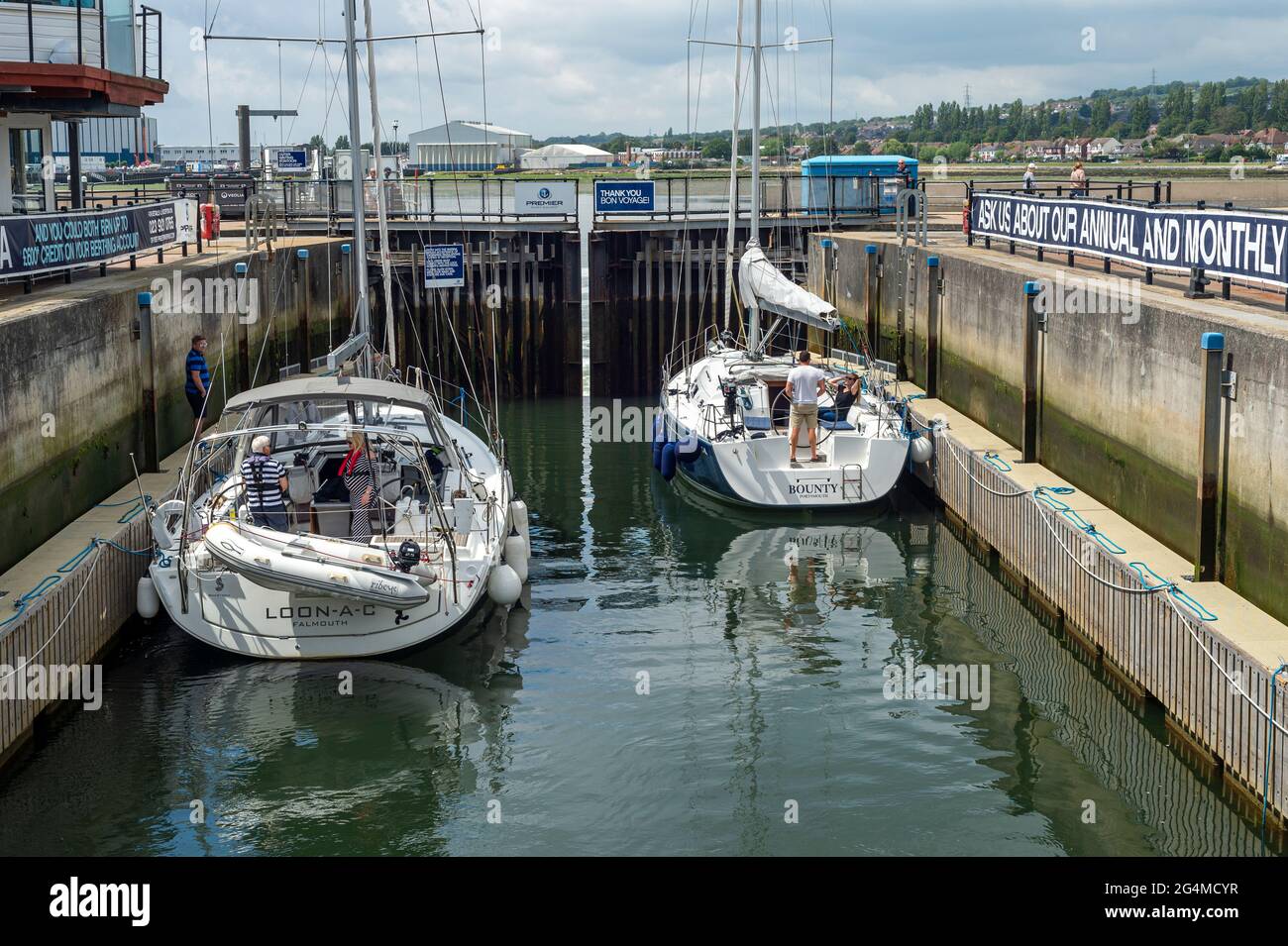 Yachts in lock hi-res stock photography and images - Alamy