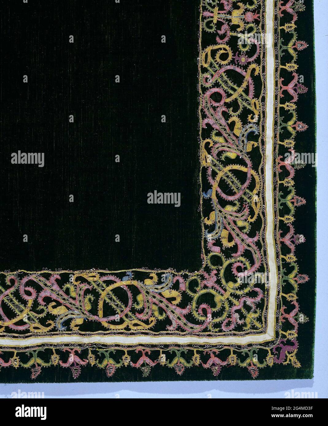 . Edge Colored Spanish needle lace - Frisado de Valladolid - gold and ...