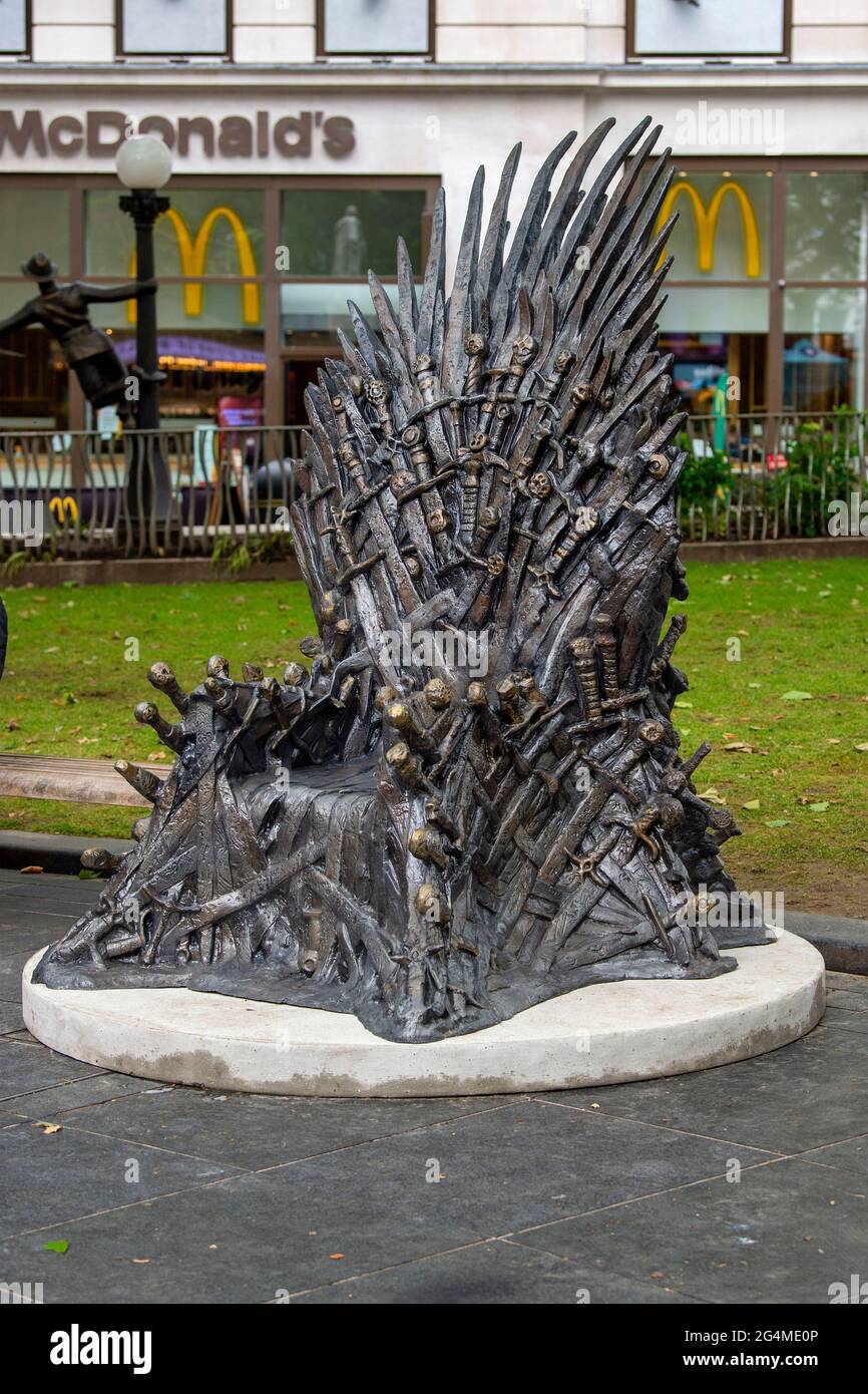 The iron throne statue hi-res stock photography and images - Alamy