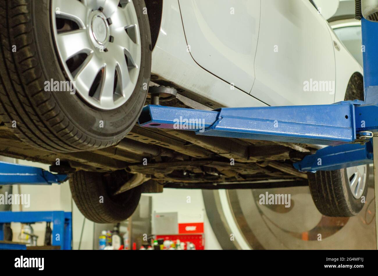 Car on lifting platform hi-res stock photography and images - Alamy