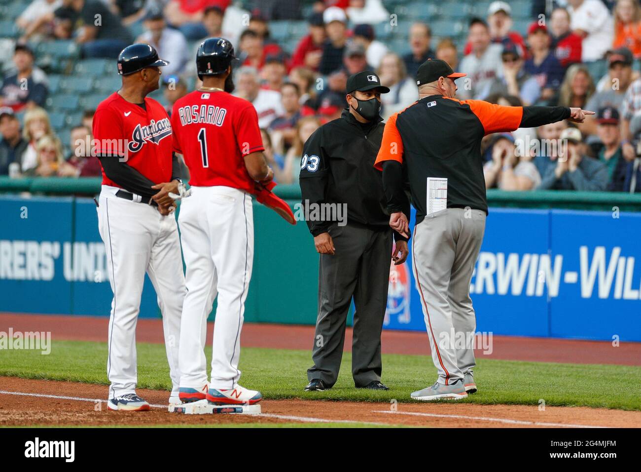 Baltimore Orioles manager Brandon Hyde argues with first base umpire ...