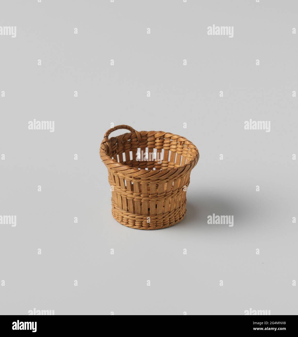 Sewing country, round open basket with one handle. Semenime, round ...