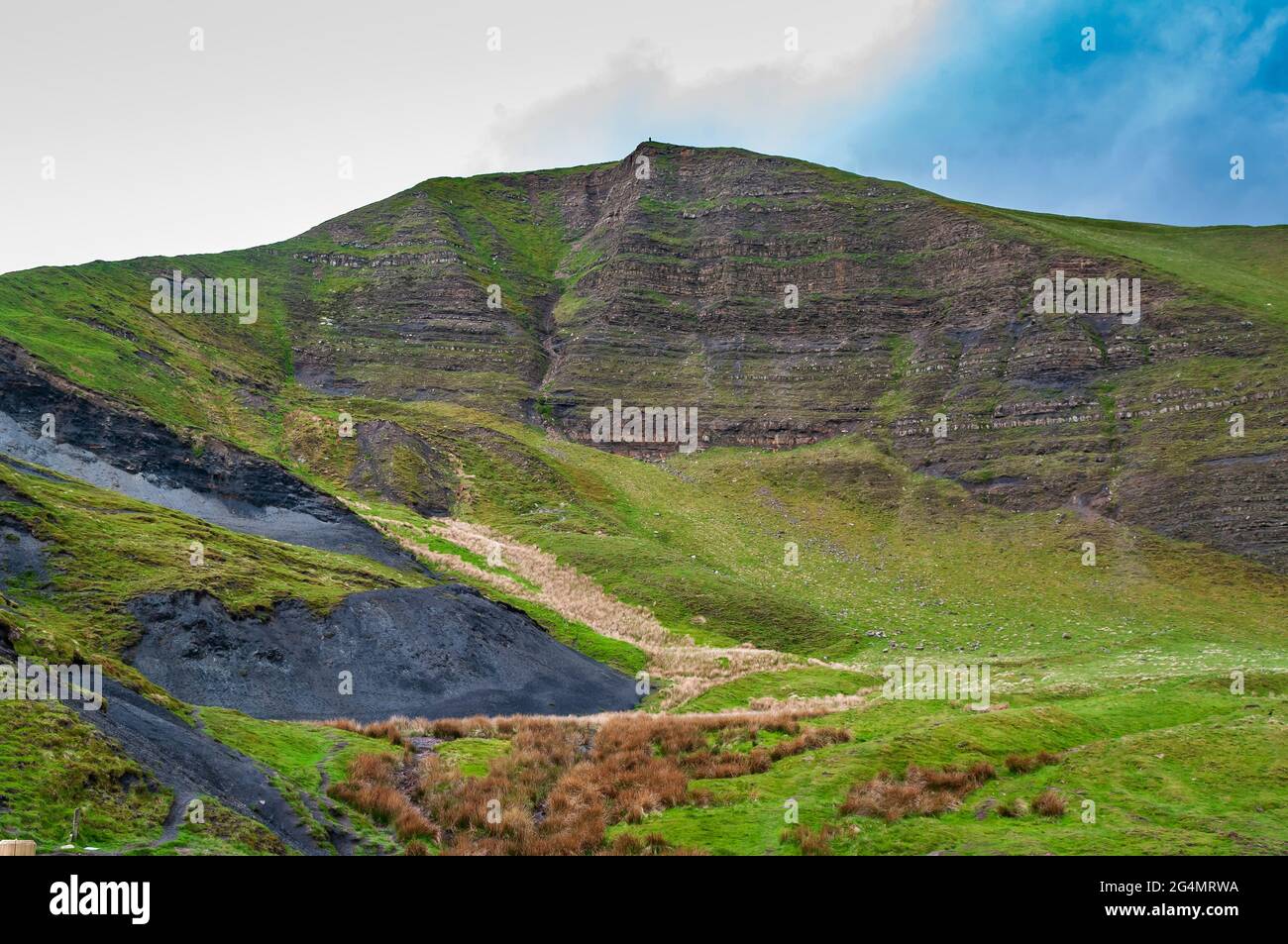 Shale outcrop on the flanks of Mam Tor in Castleton, Hope Valley ...
