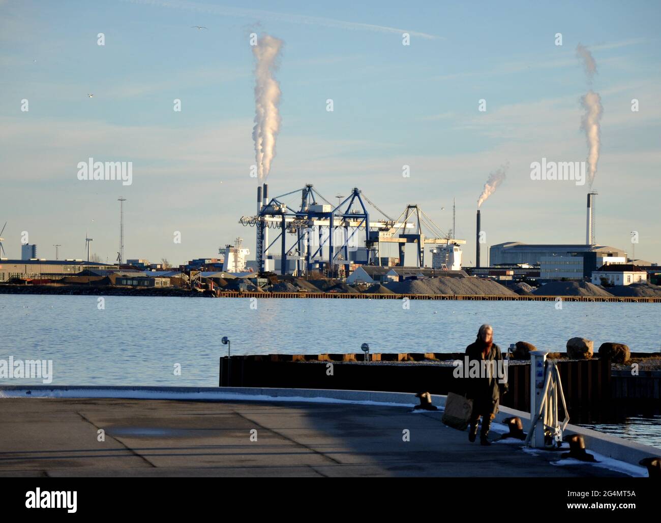 Ship containers smoke hi-res stock photography and images - Alamy