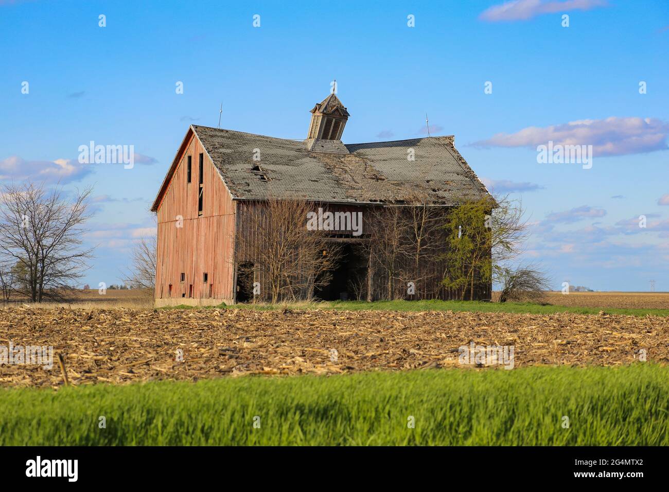 Old barn farmland building hi-res stock photography and images - Alamy