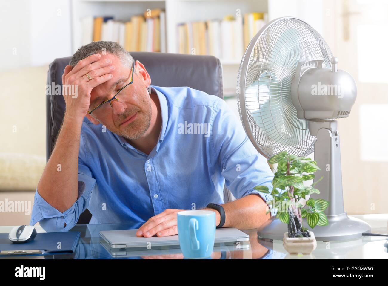 Man sweating in office hi-res stock photography and images - Alamy