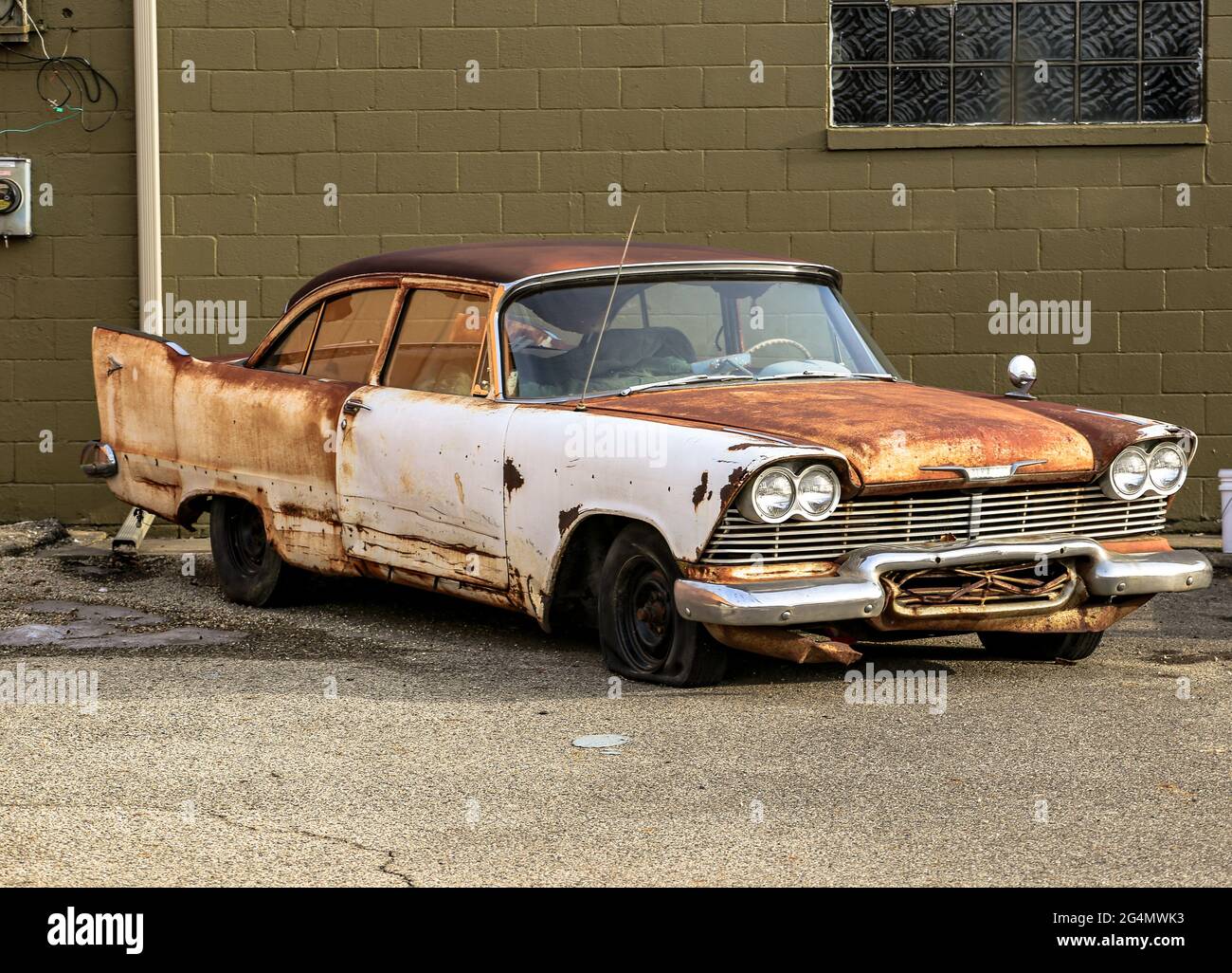 An old, rusty car Stock Photo - Alamy