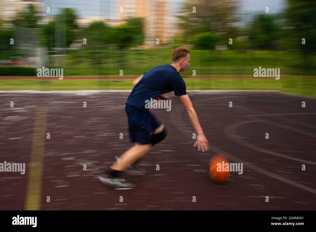 Guy running hi-res stock photography and images - Alamy