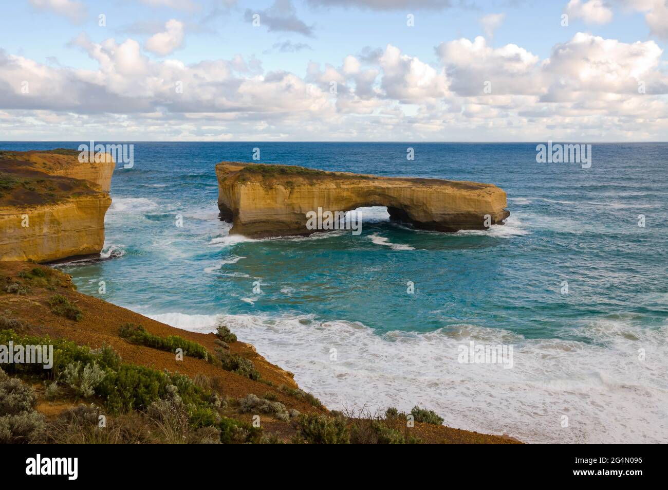 View of the London Bridge rock formation along the Great Ocean Road in ...