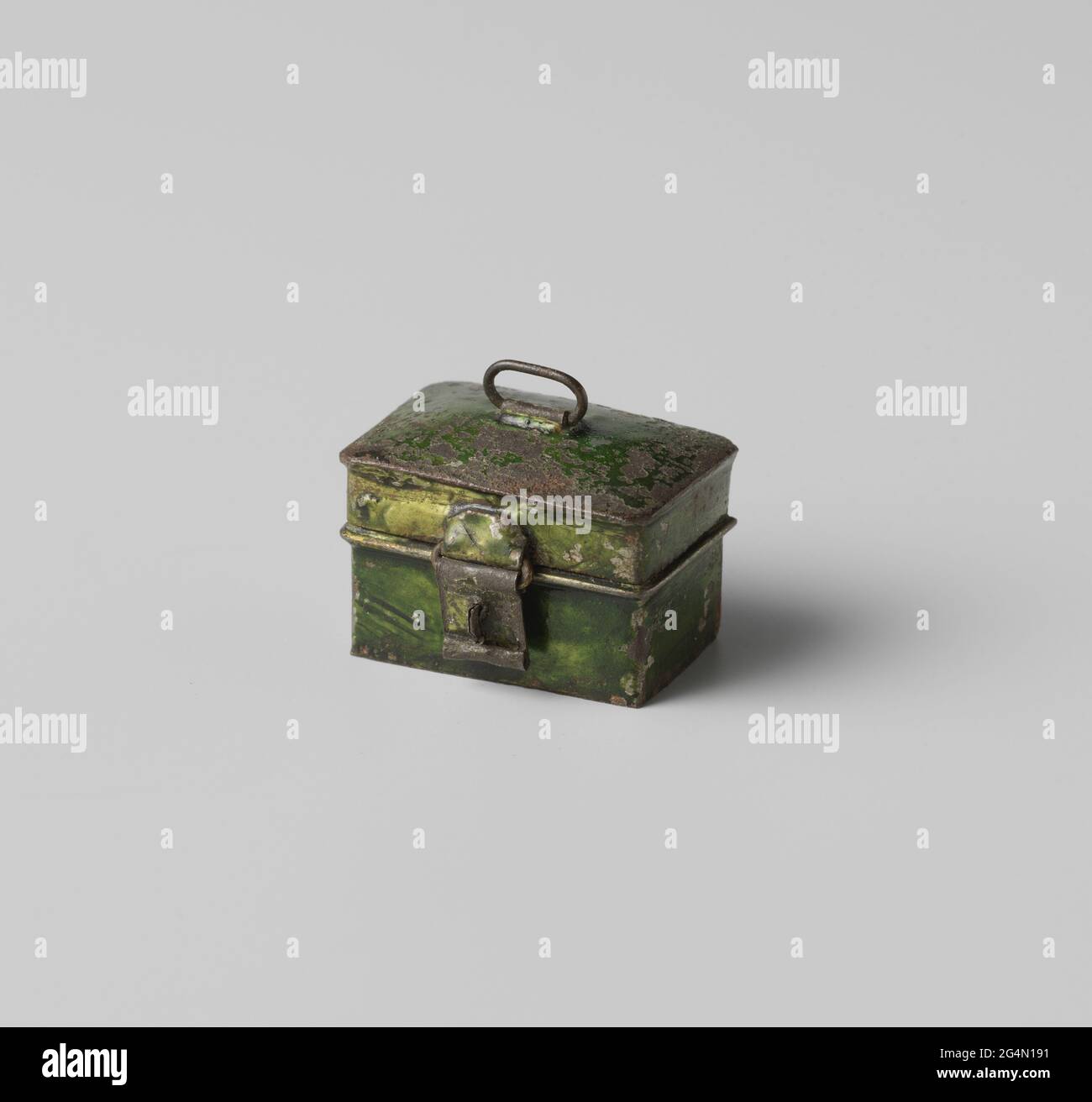 Drum with lid, rectangular, greenerfd. A rectangular, green-cutting tin ...