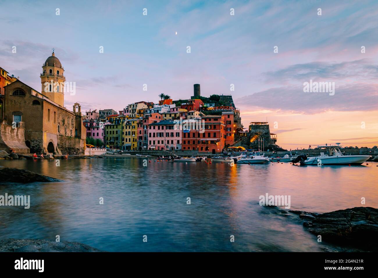 Cinque Terre, Italy, The picturesque coastal village of Vernazza ...
