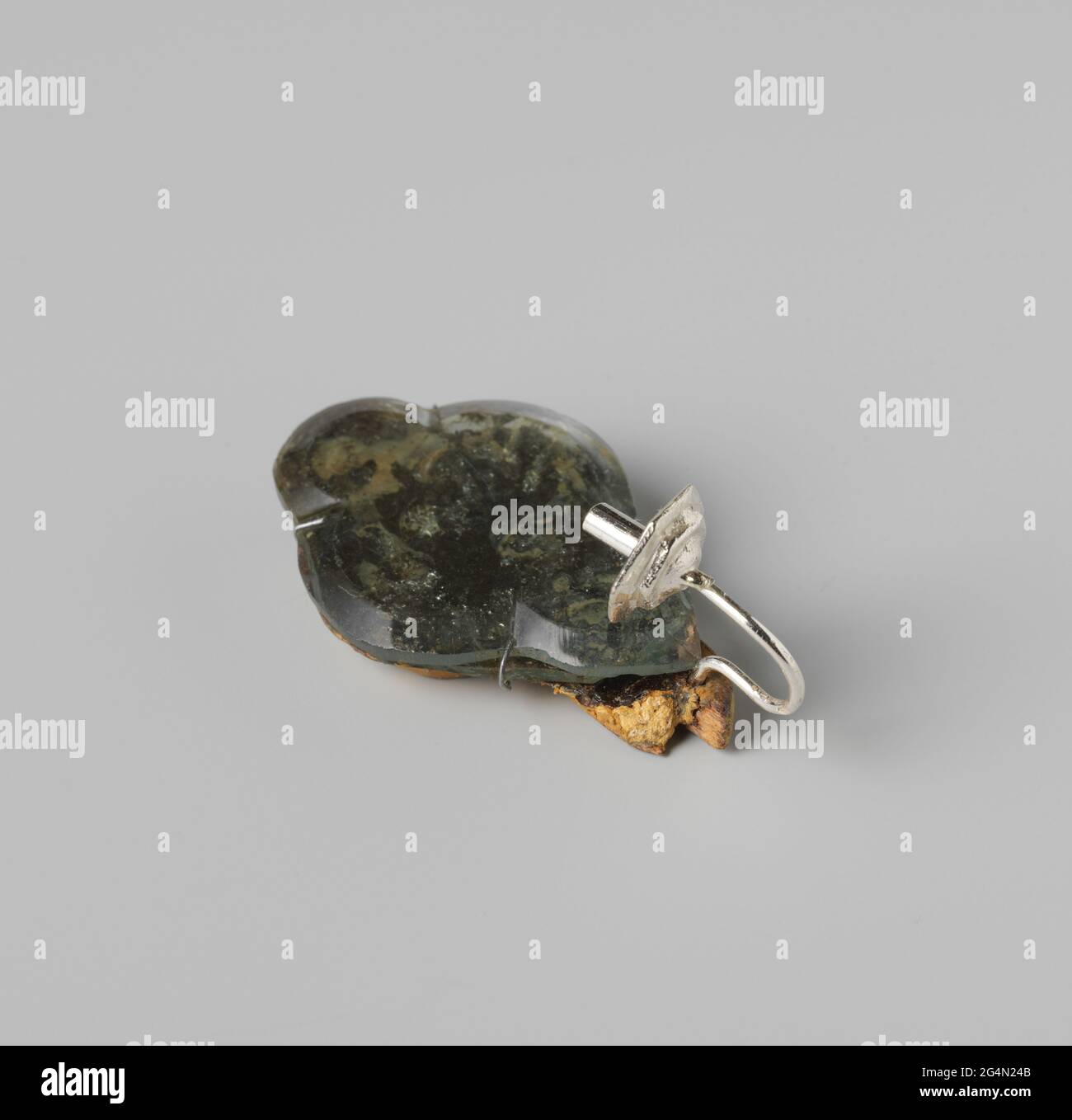 Wall blaker with back plate in four-pass shape. Wall blaker with back ...