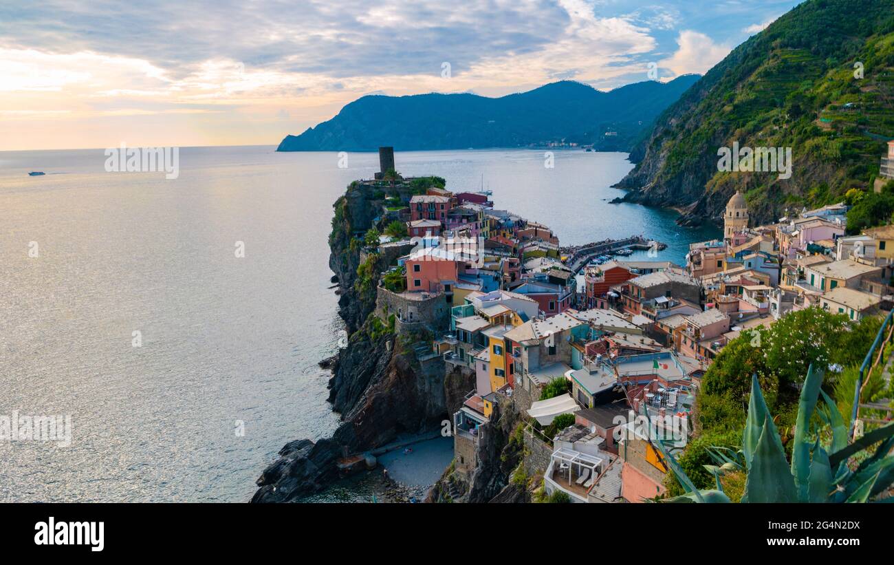 Cinque Terre, Italy, The picturesque coastal village of Vernazza ...