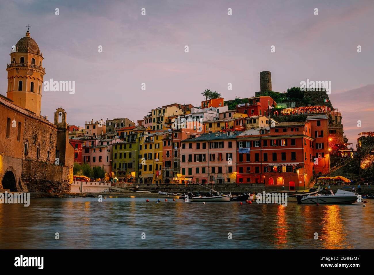 Cinque Terre, Italy, The picturesque coastal village of Vernazza ...