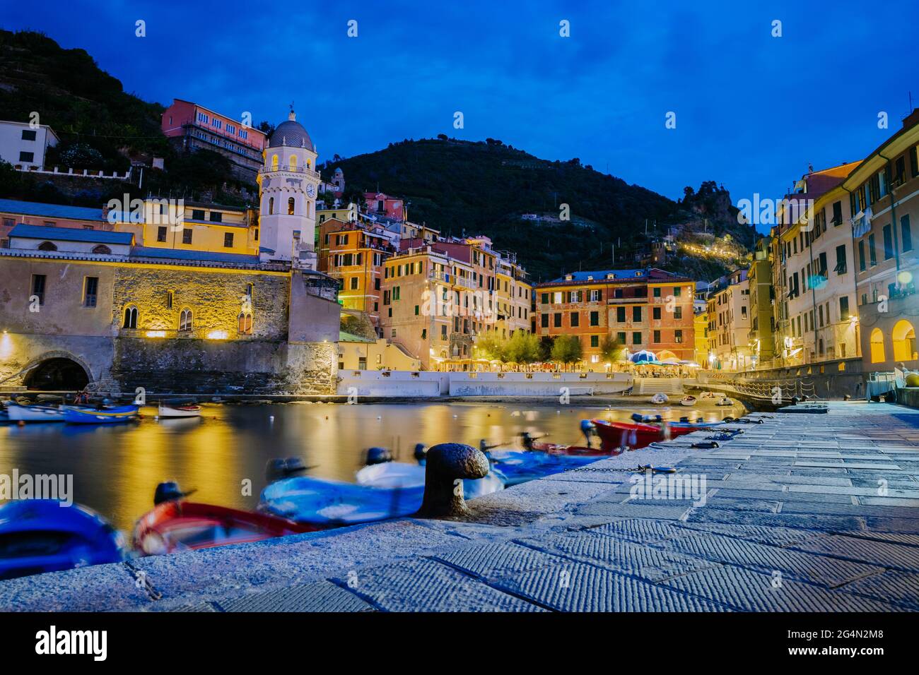 Cinque Terre, Italy, The picturesque coastal village of Vernazza ...