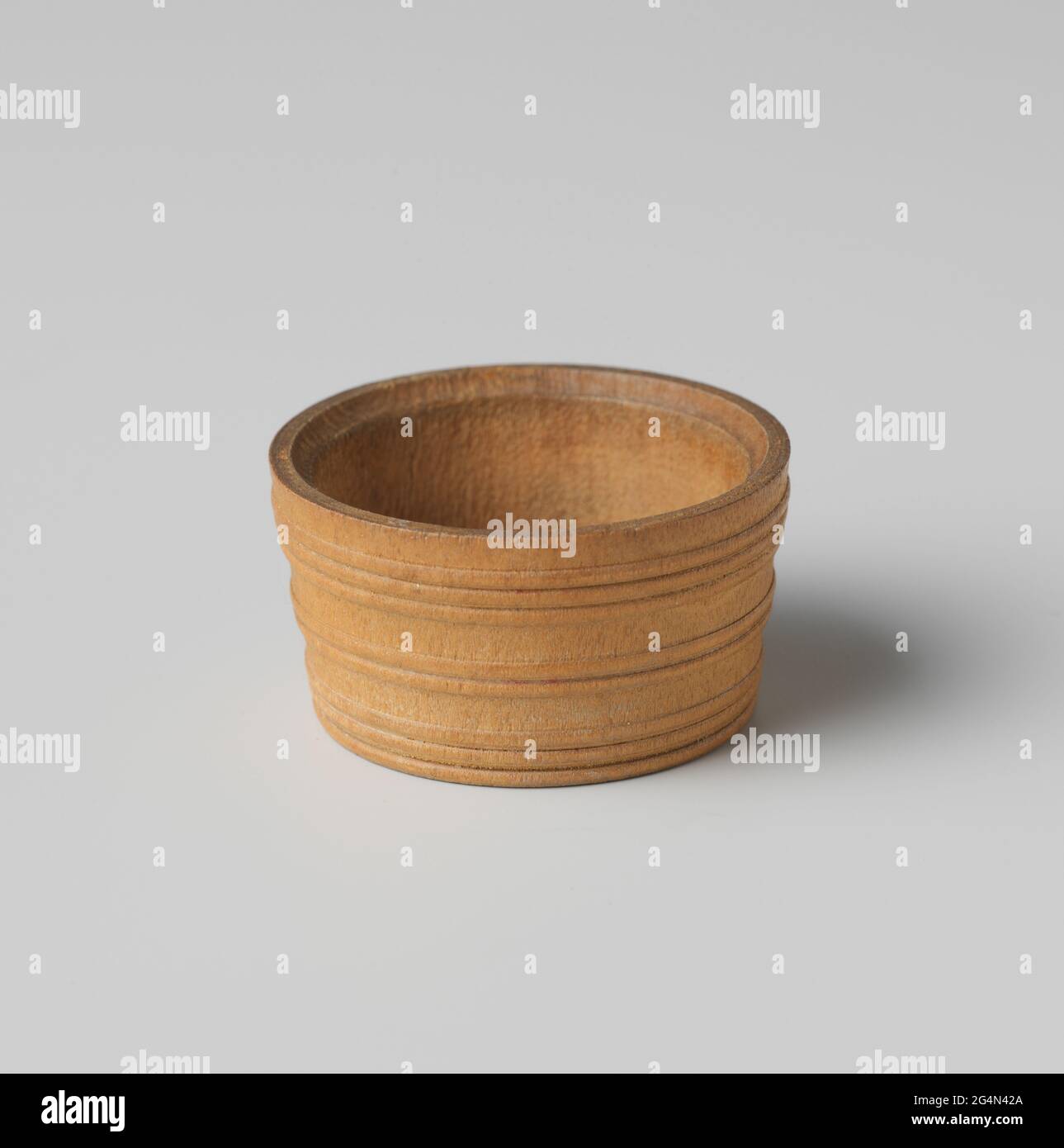 Tobbe with profile edge, turned. A tub twisted maple wood with profile ...