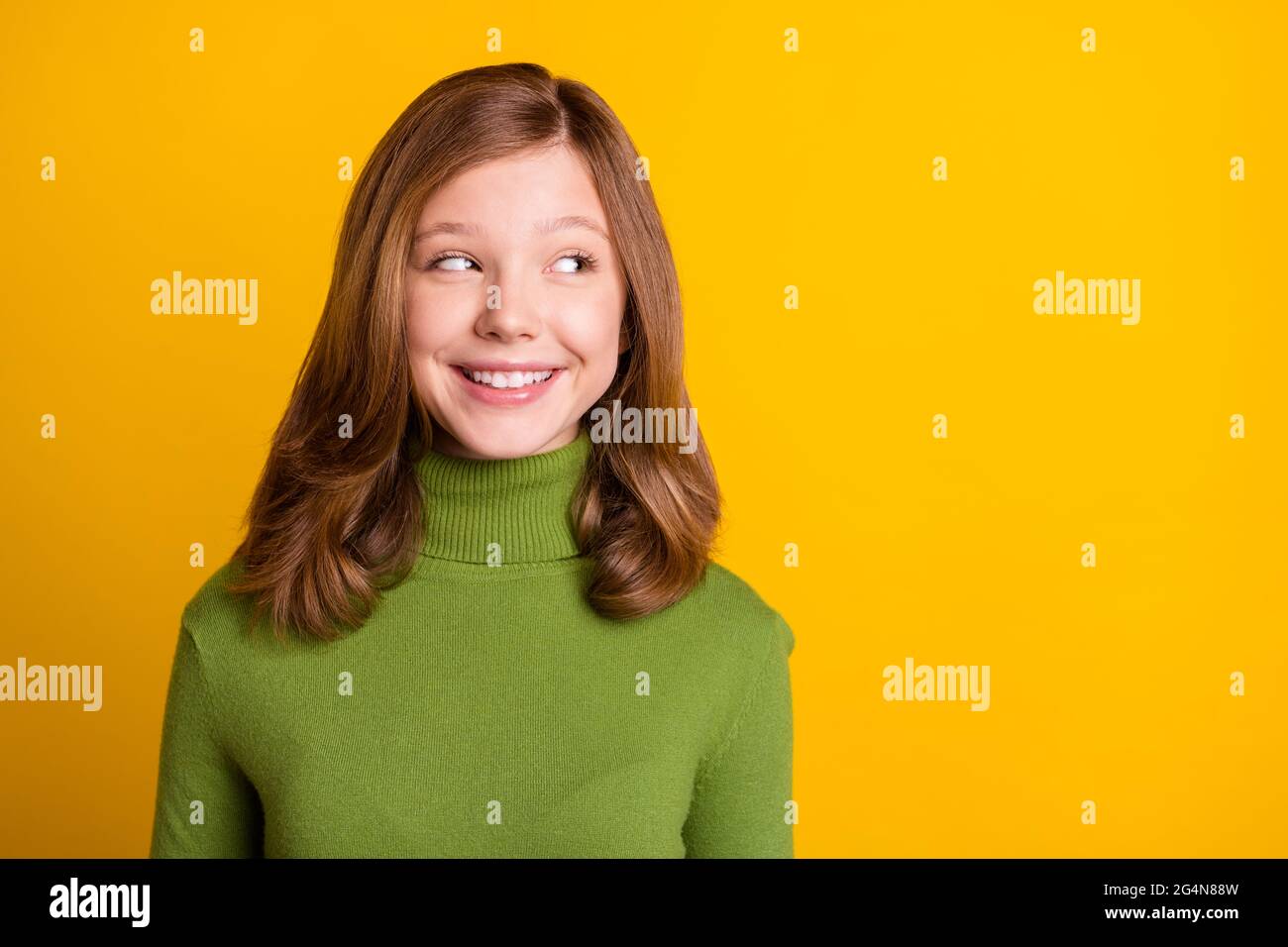 Photo portrait young girl wearing green turtleneck smiling looking ...