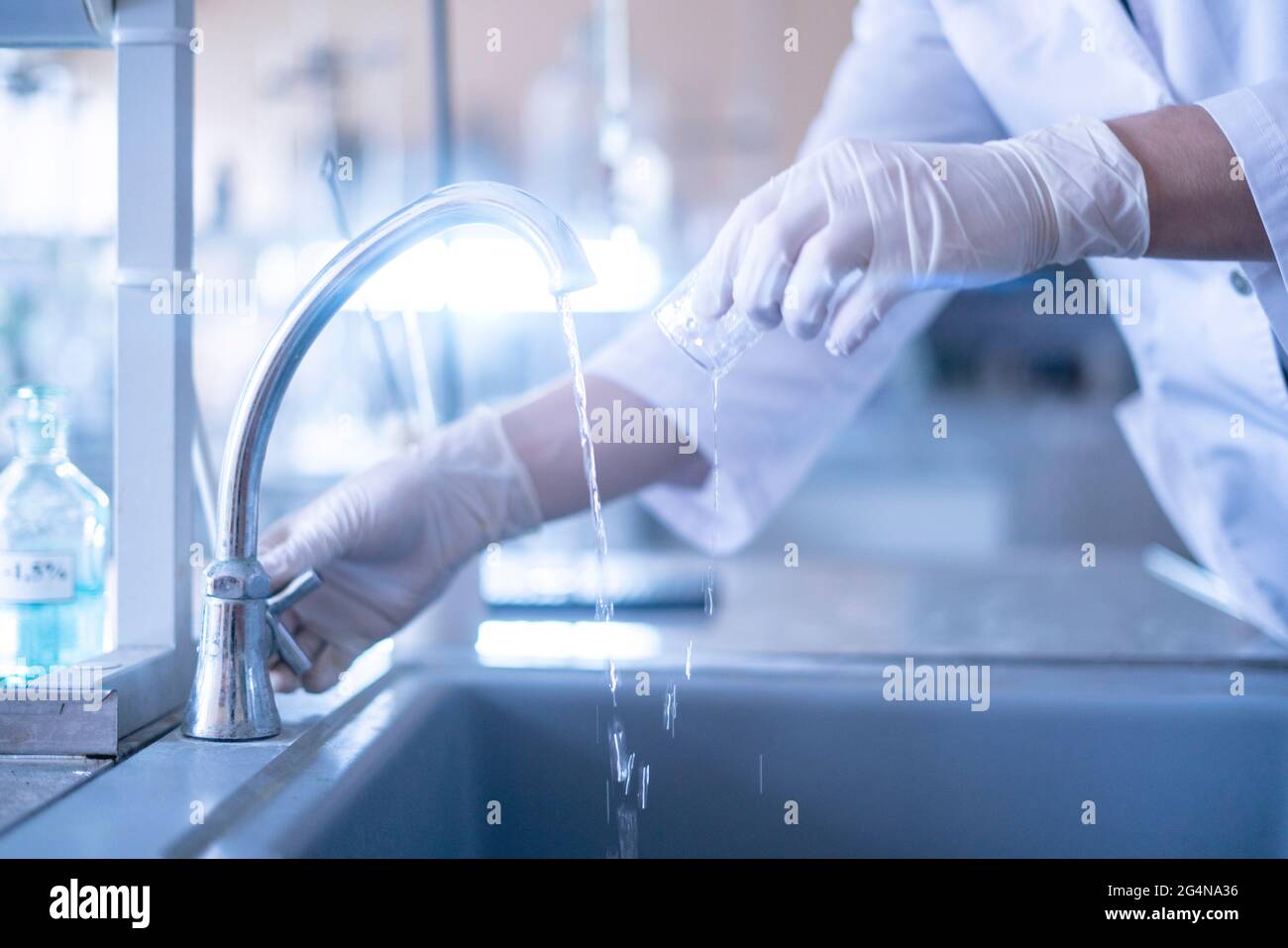 Wash bottle lab hi-res stock photography and images - Alamy