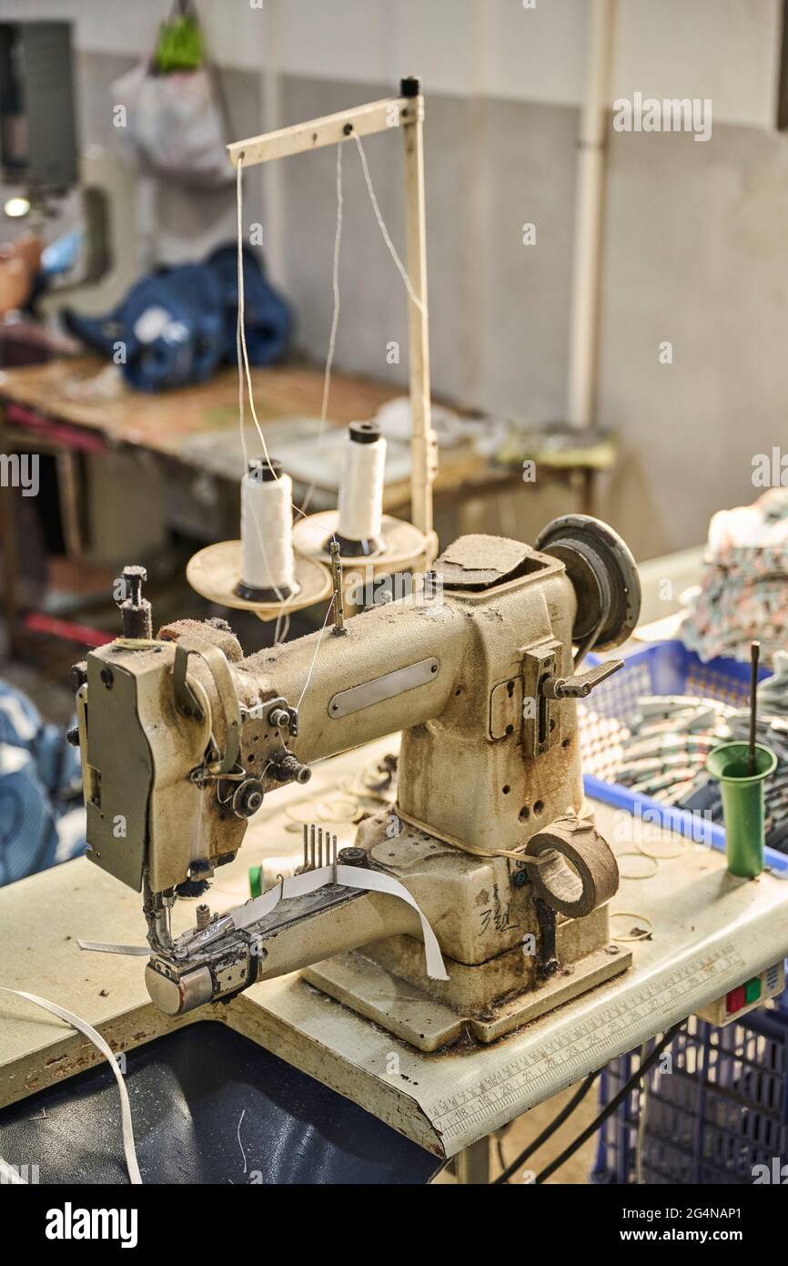 Chinese worker sewing machine hi-res stock photography and images - Alamy