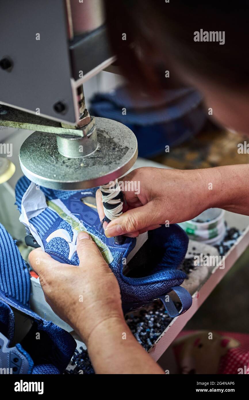 Chinese worker sewing machine hi-res stock photography and images - Alamy