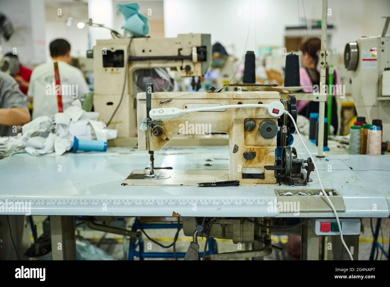 Chinese worker sewing machine hi-res stock photography and images - Alamy