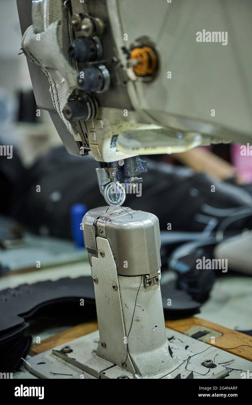 Chinese worker sewing machine hi-res stock photography and images - Alamy