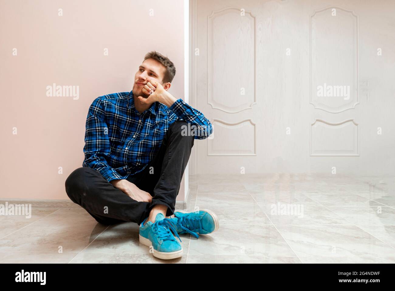 Lean on the wall hi-res stock photography and images - Alamy