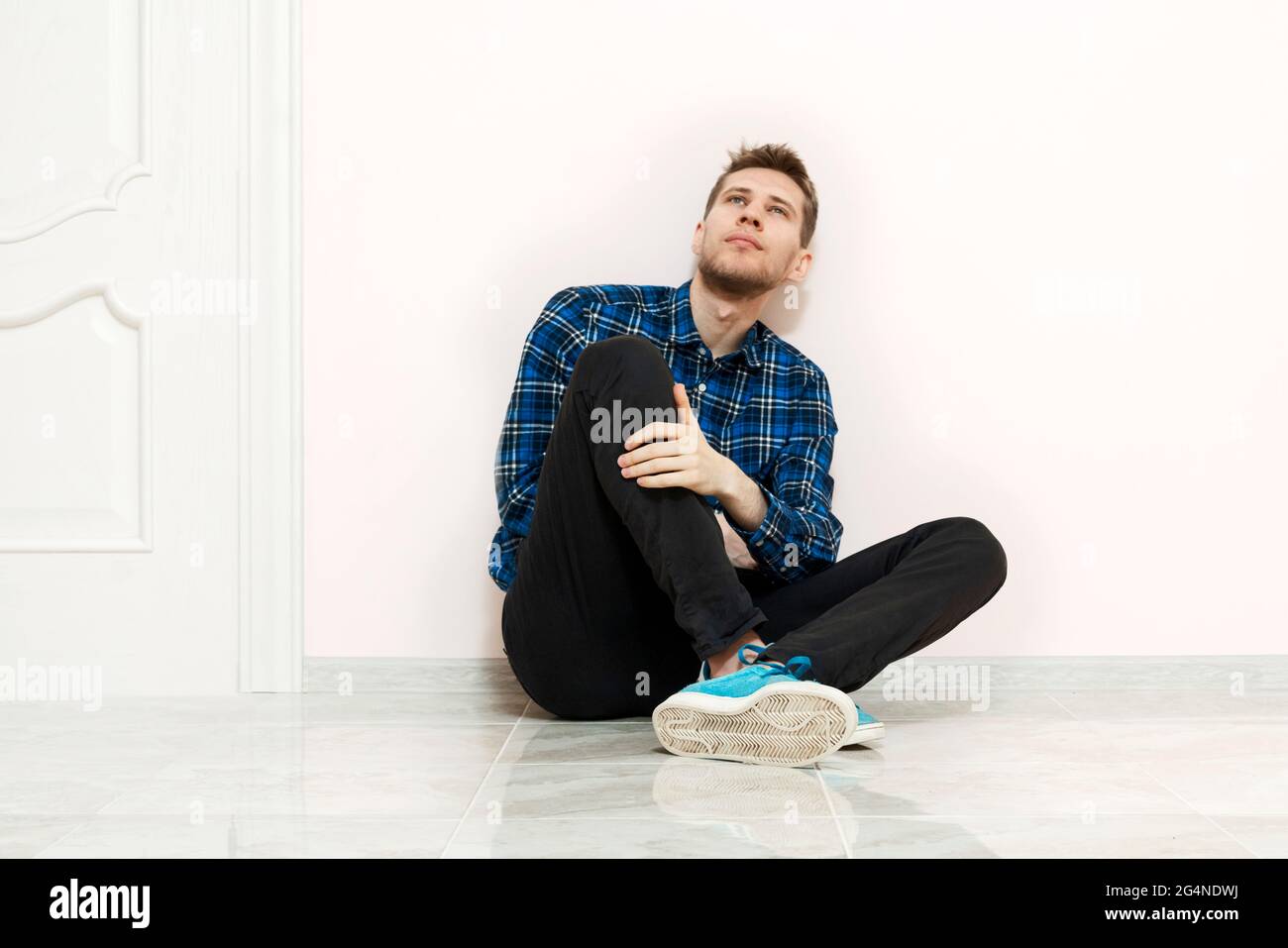 Lean on the wall hi-res stock photography and images - Alamy