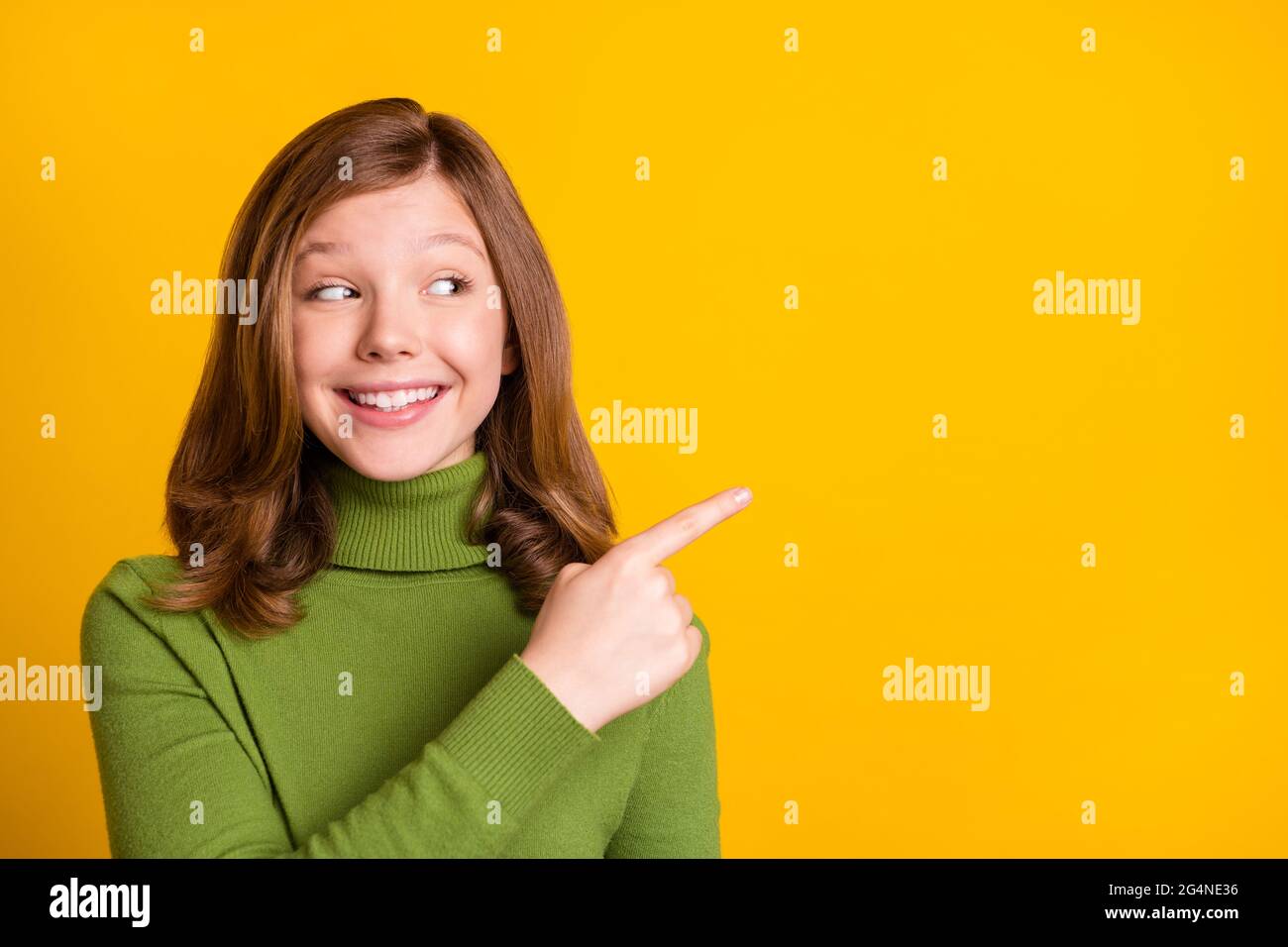 Photo portrait young girl curious pointing fingers copyspace cheerful ...