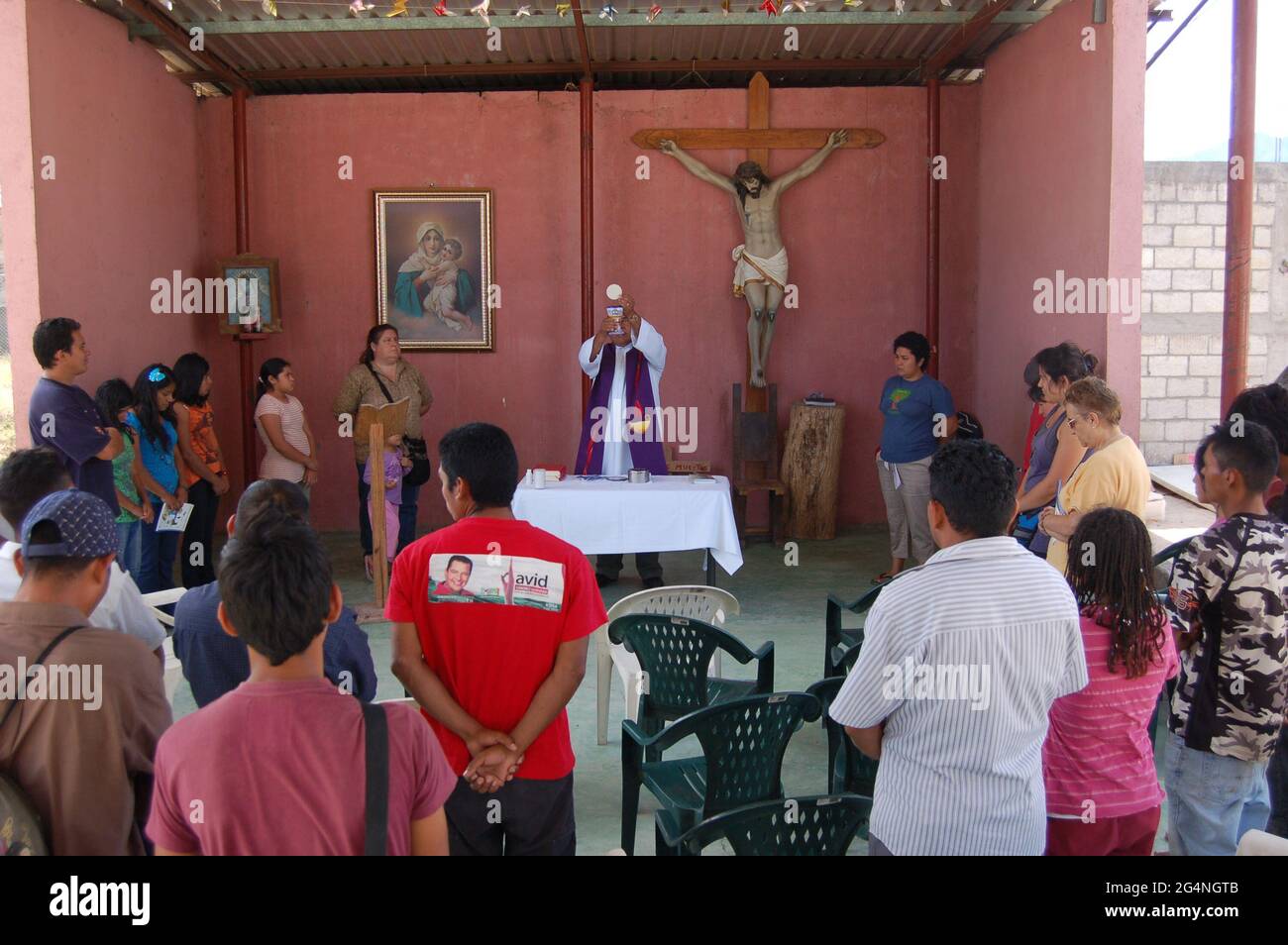 A priest serving mass in Hermanos en el Camino shelter, Ixtepec, Oaxaca ...
