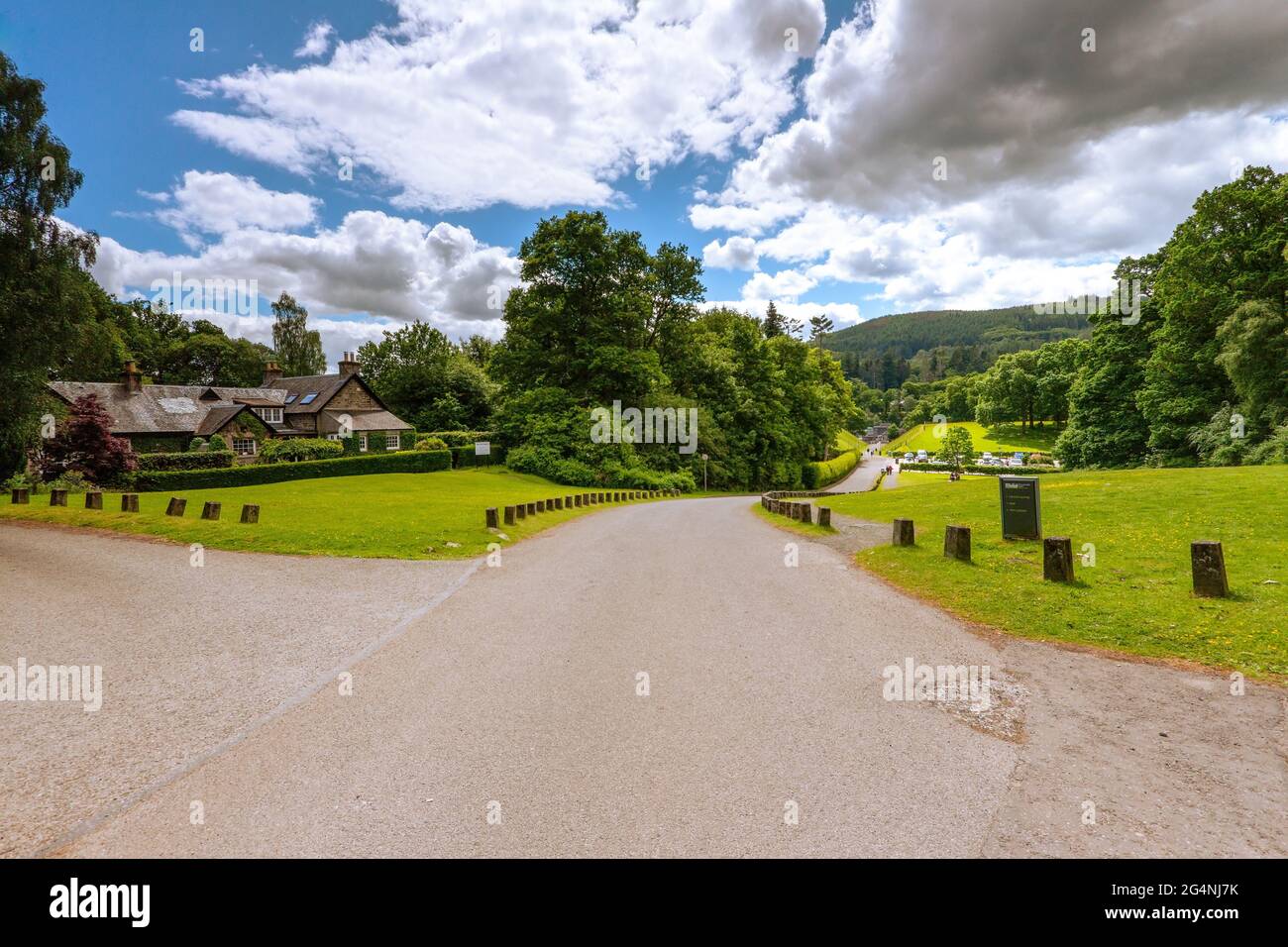Road leading to the Pitlochry Dam visitor centre and café with parking ...