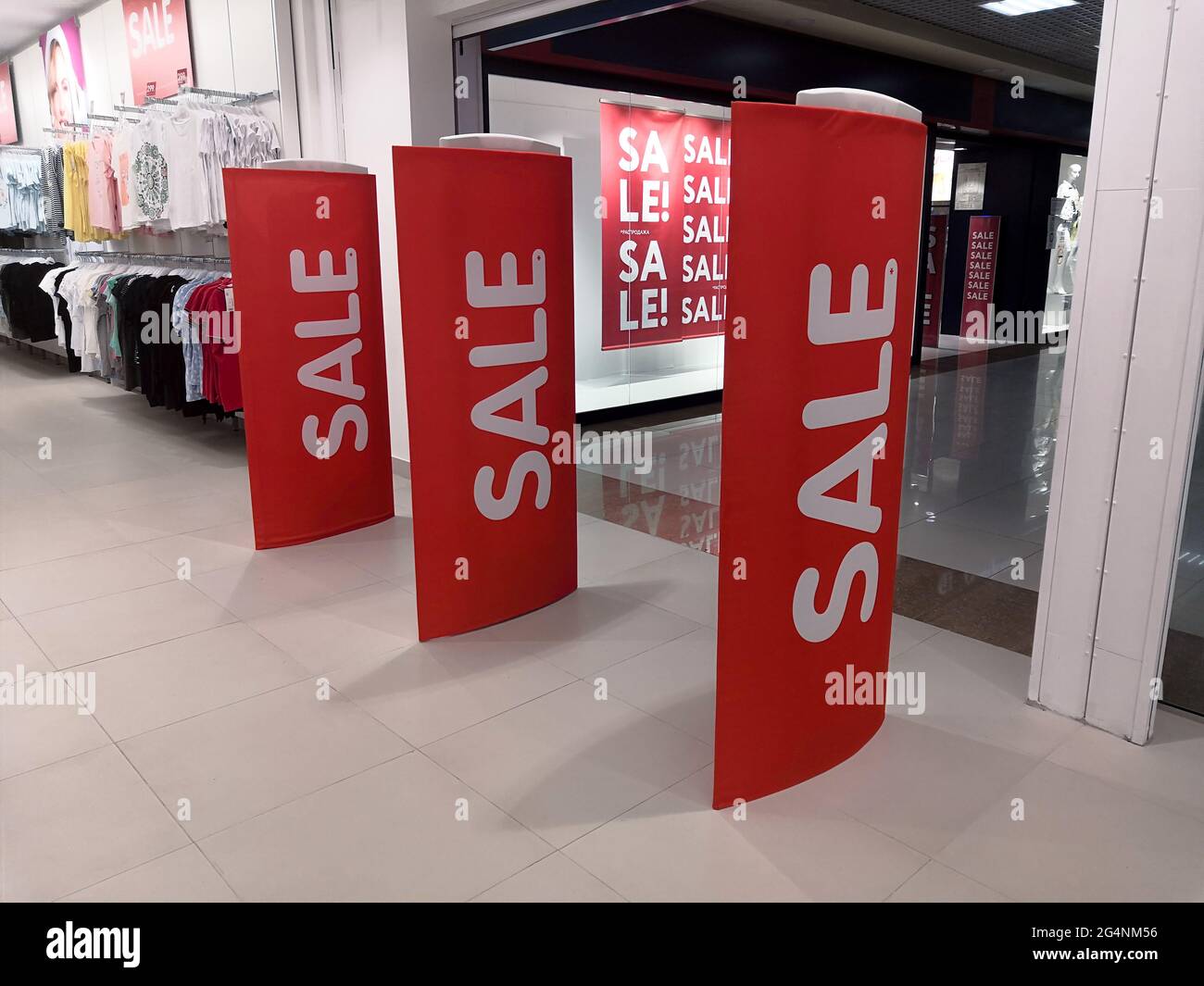 sales sign fifty percent off sign on a store front Stock Photo - Alamy