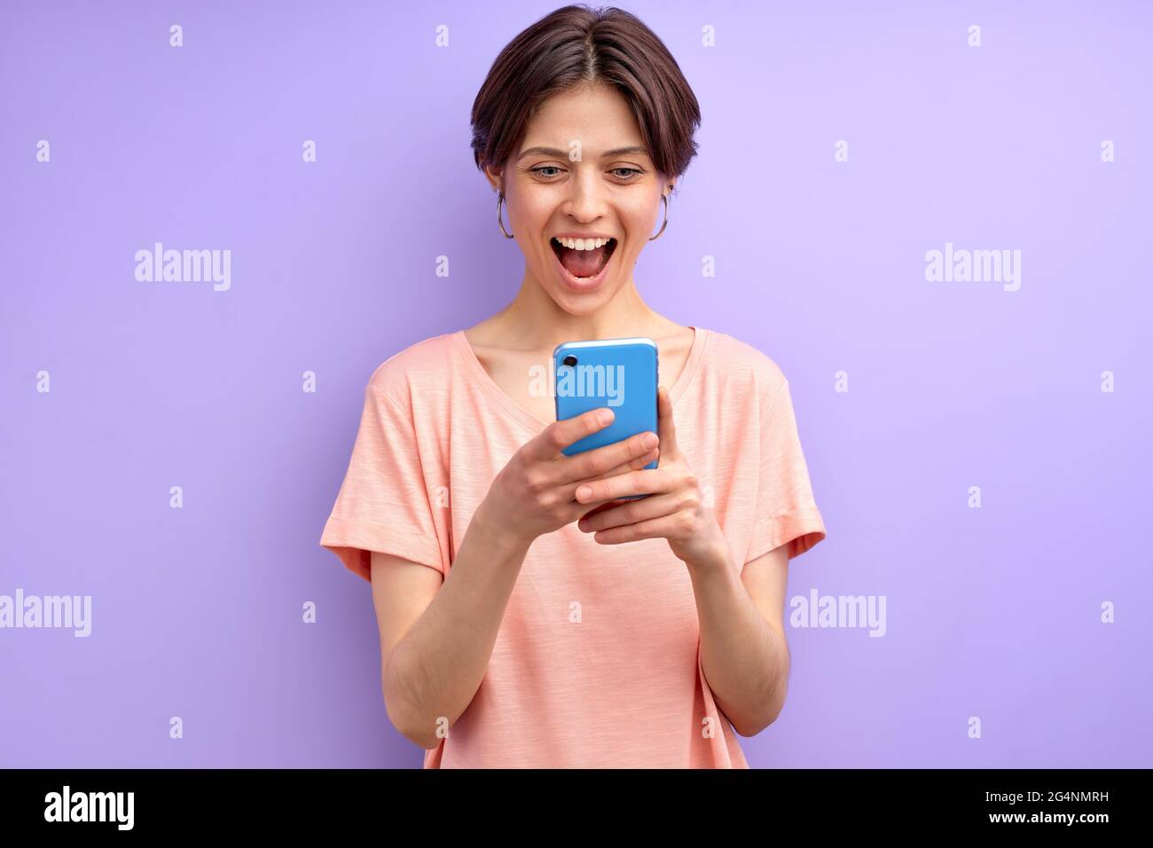 Woman reacts looking phone hi-res stock photography and images - Alamy