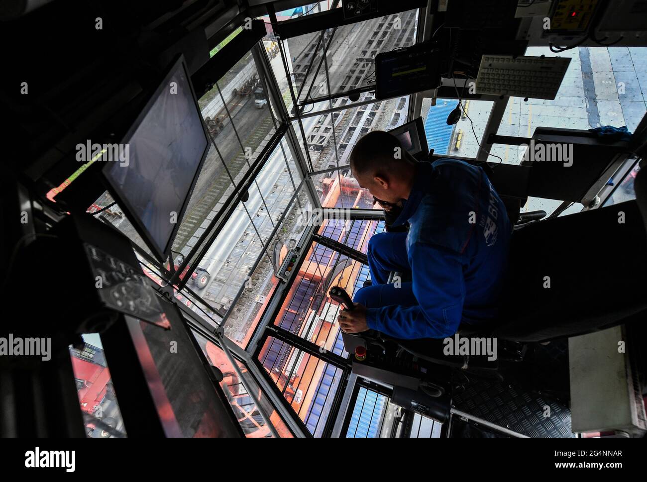 Crane Operations High Resolution Stock Photography and Images - Alamy