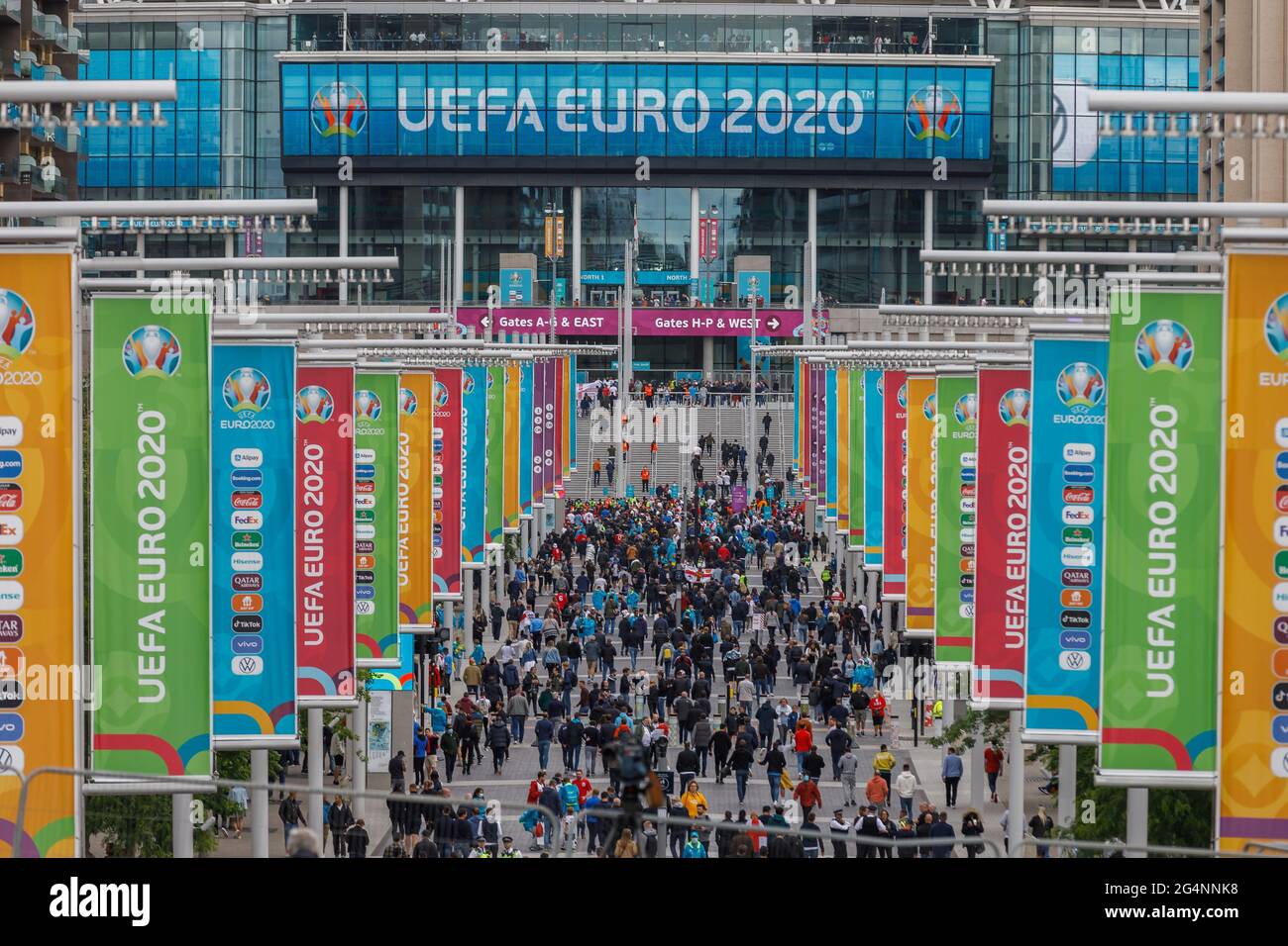 Fans walking to football stadium hi-res stock photography and images ...