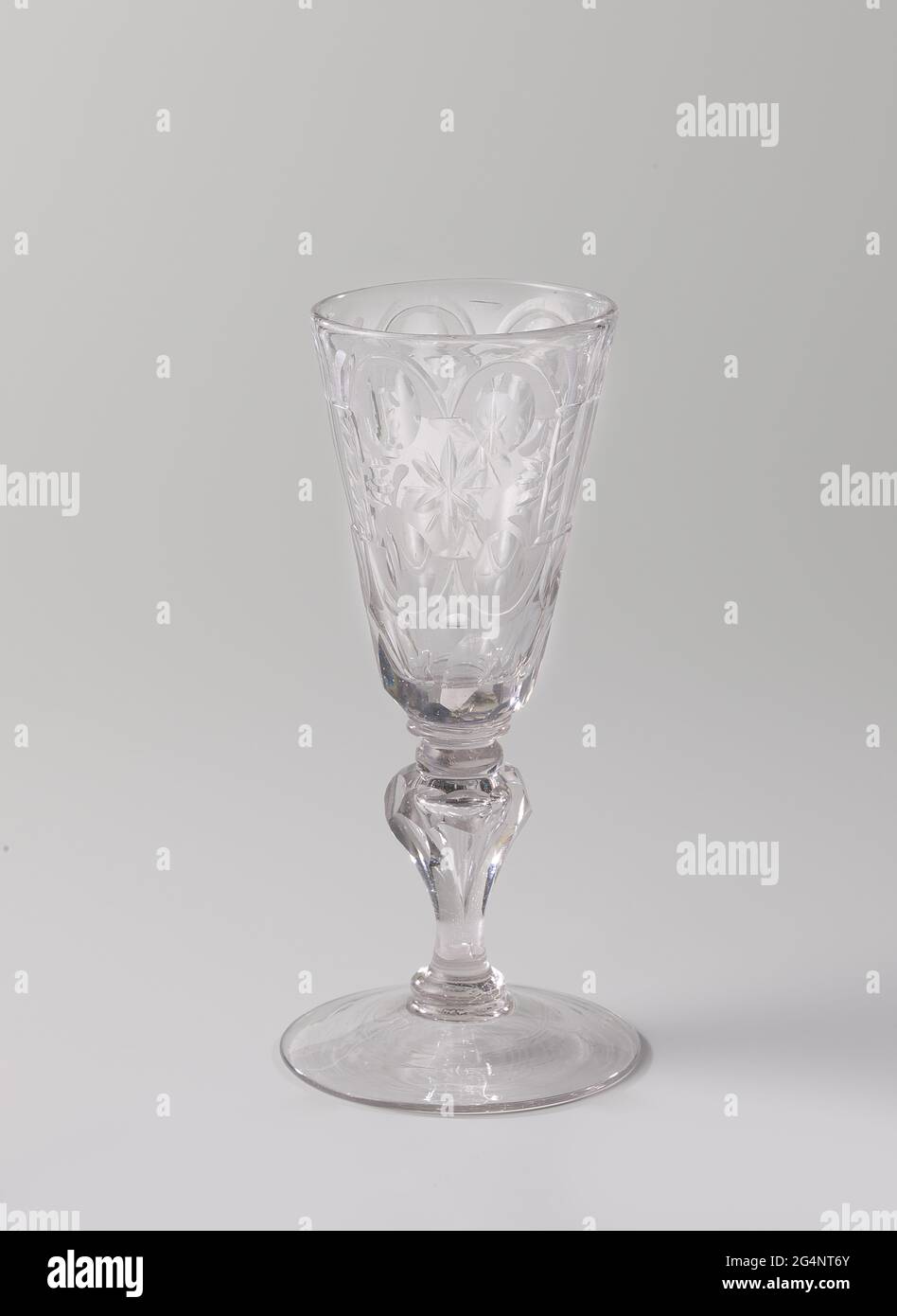 Kelkglas with two rosettes. Conical foot. Baluster trunk with unless ...