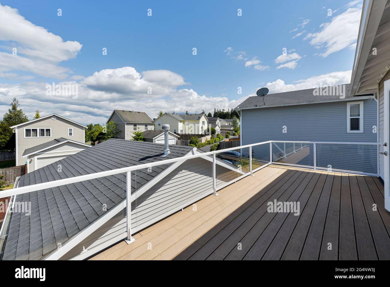 Modern residential patio exterior Stock Photo - Alamy