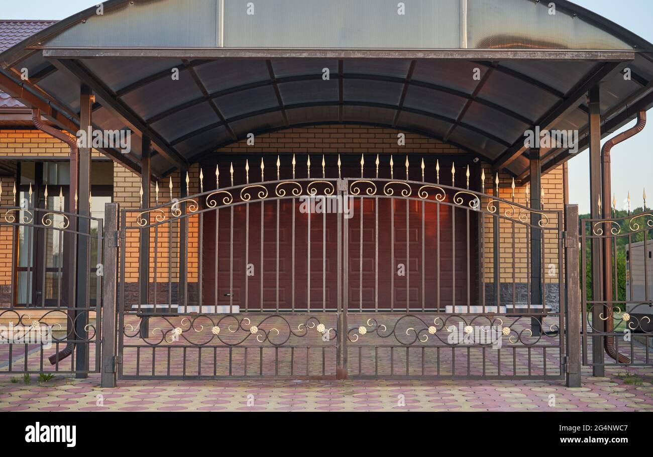 Black wrought iron gates hi-res stock photography and images - Alamy