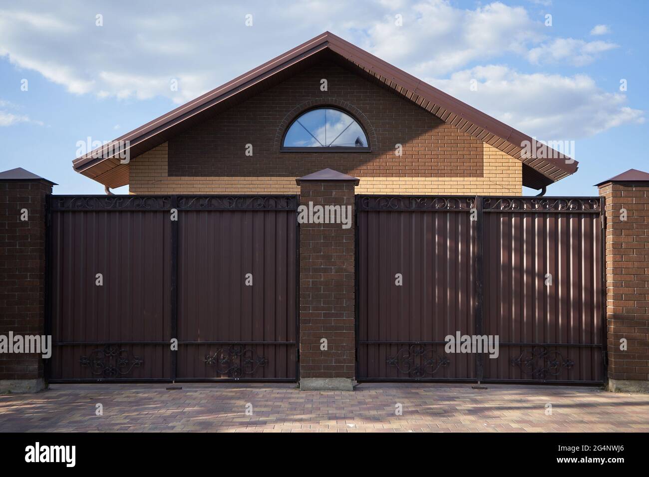 Double driveway gates hi-res stock photography and images - Alamy