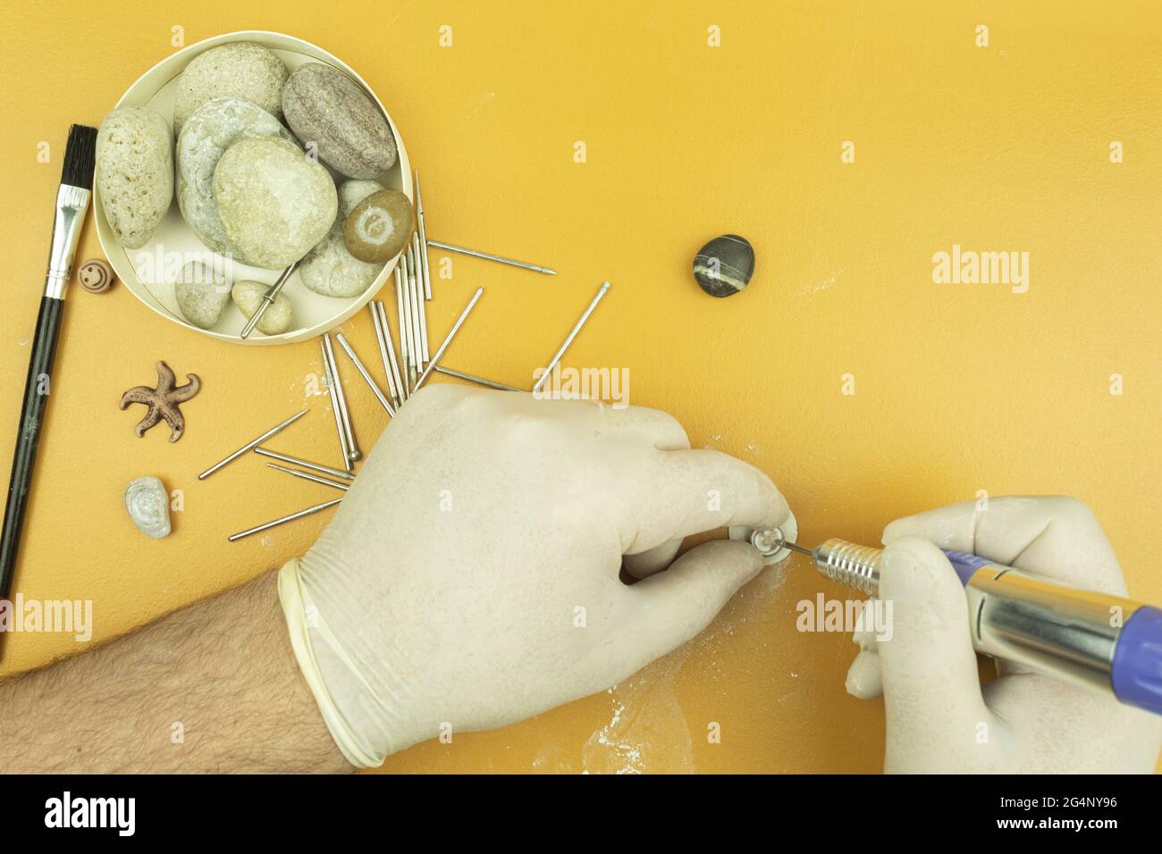 Stone processing on a high-speed rotating multifunctional ornament ...