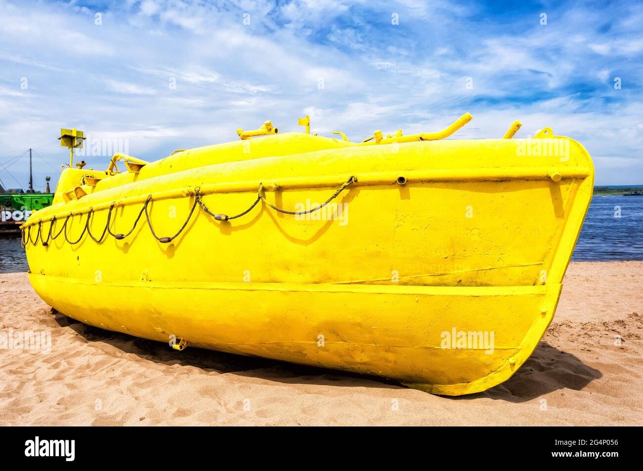 Broken old rowing boat coast hi-res stock photography and images - Alamy