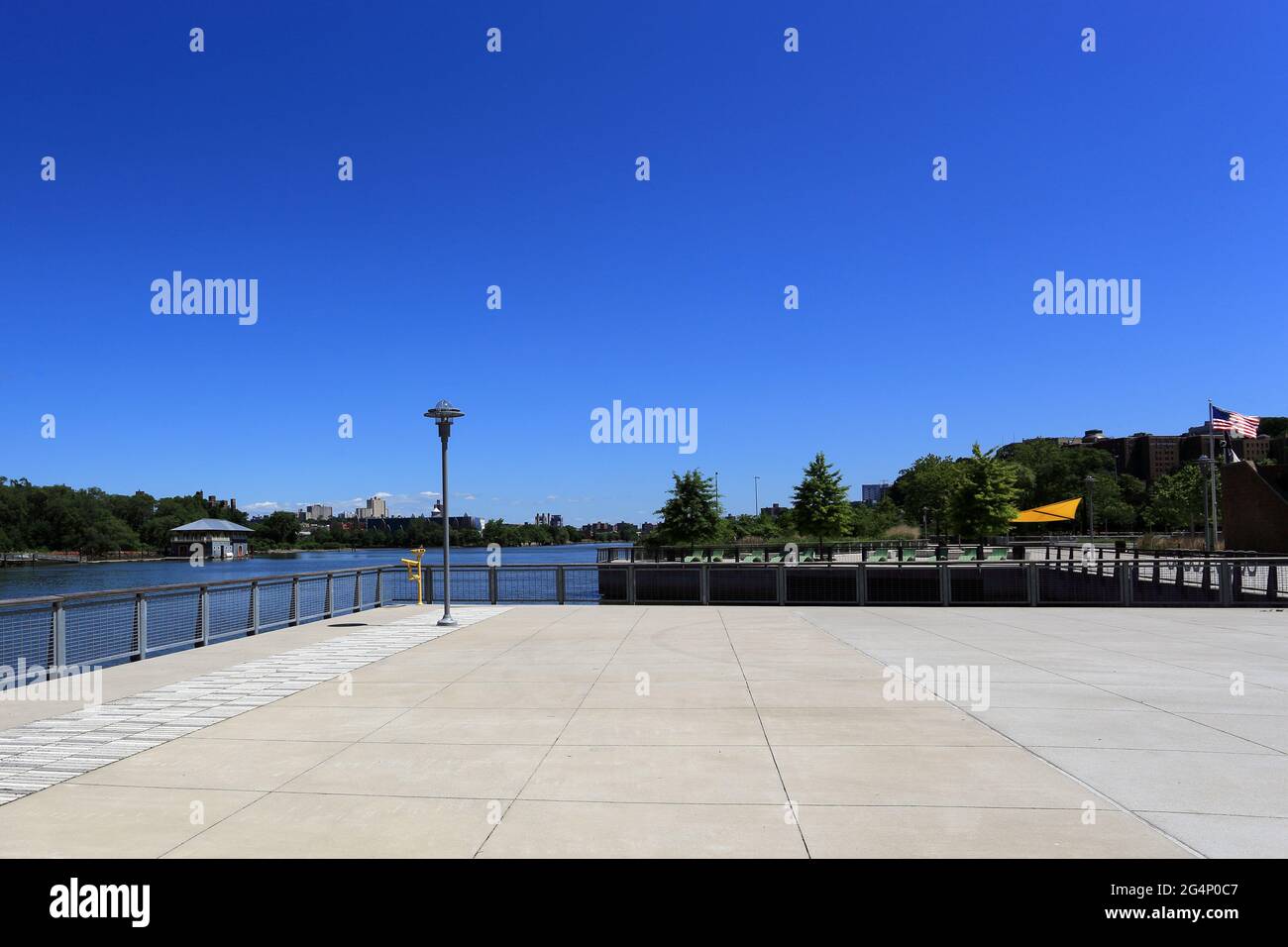 Harlem River along Roberto Clemente State Park Bronx, New York City ...