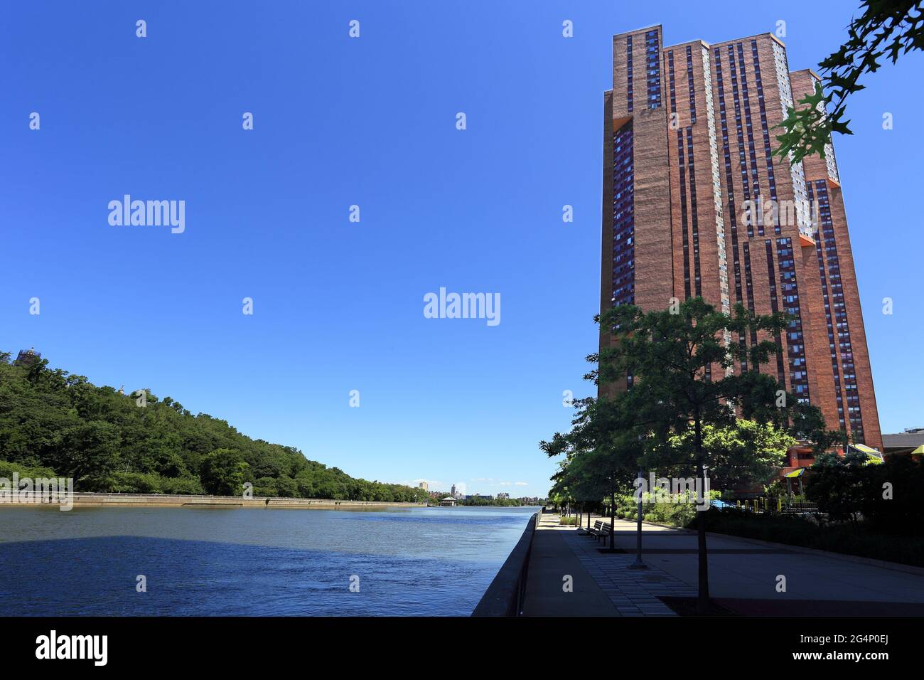 Harlem River along Roberto Clemente State Park Bronx, New York City ...