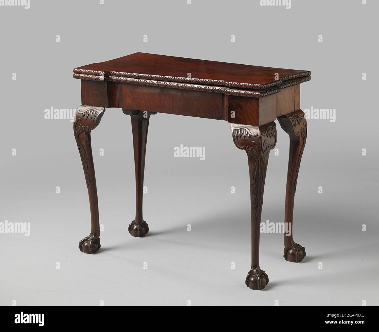 Furniture. Mahogany game table, resting on four S-shaped curved legs ...