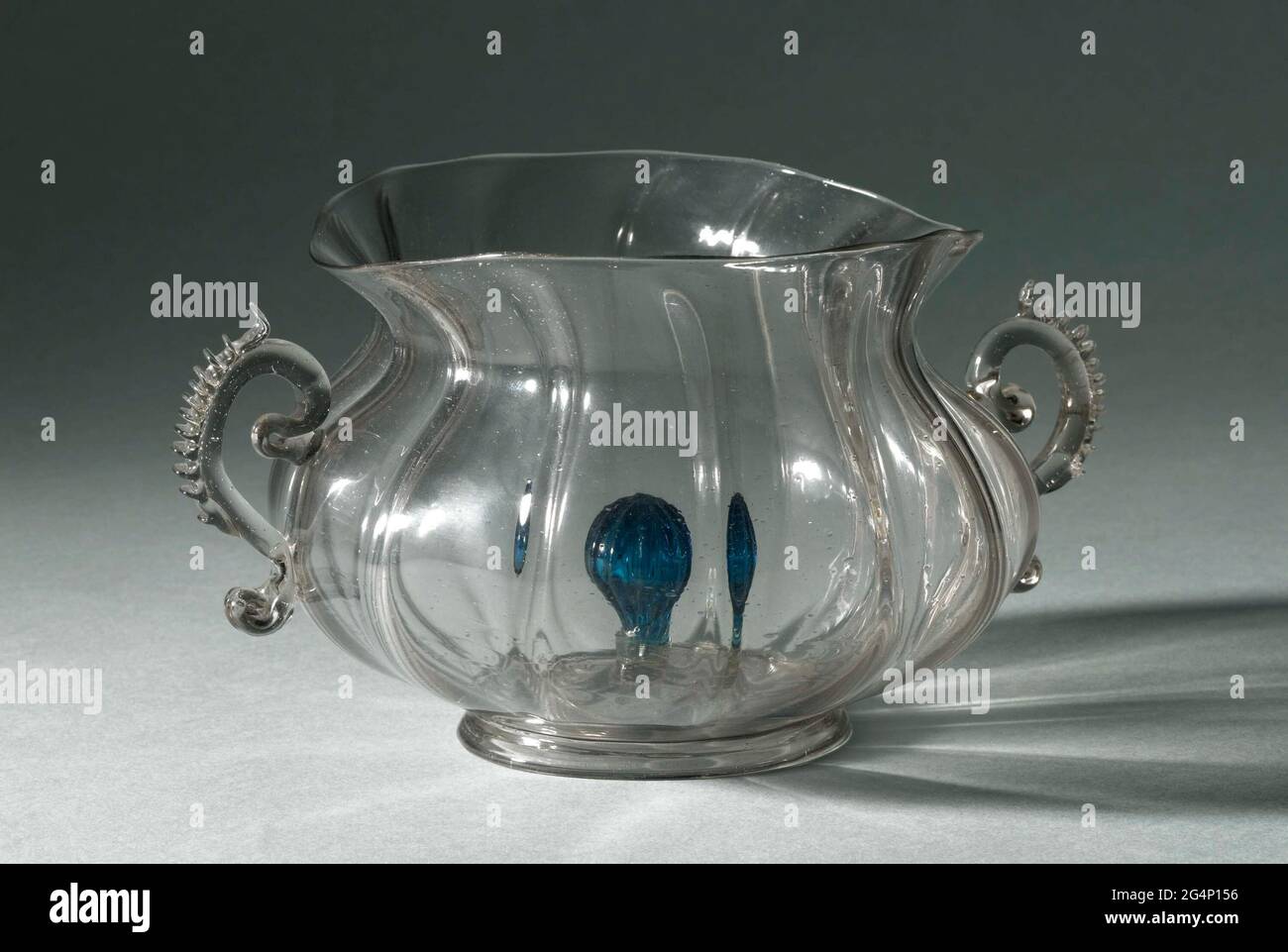 . Come on smooth stand ring. Oval body with a thrilled neck and curvant ...