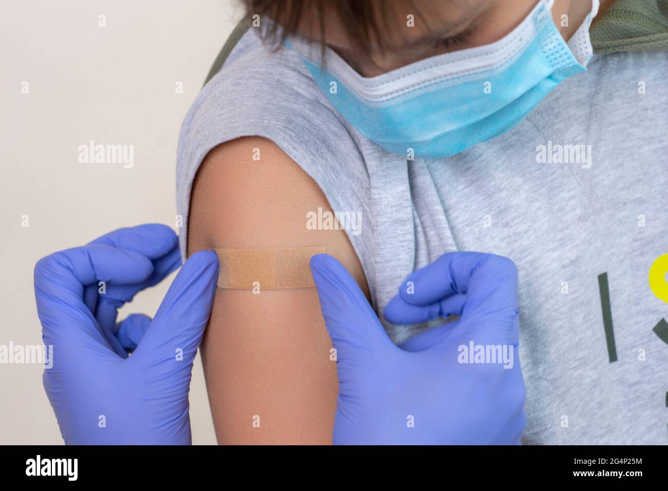 Shoulder pain injection hi-res stock photography and images - Alamy